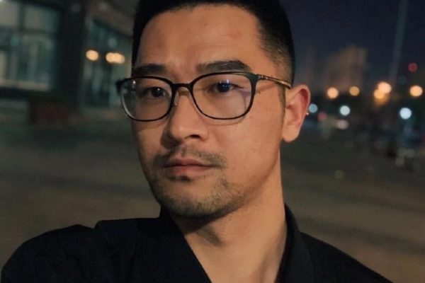 云南大雕？187cm黑皮体育生直男更衣室被拍-大基社